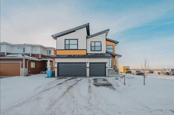 Welcome To This Spacious 4-bed, 4-bath Home - 체스터미어