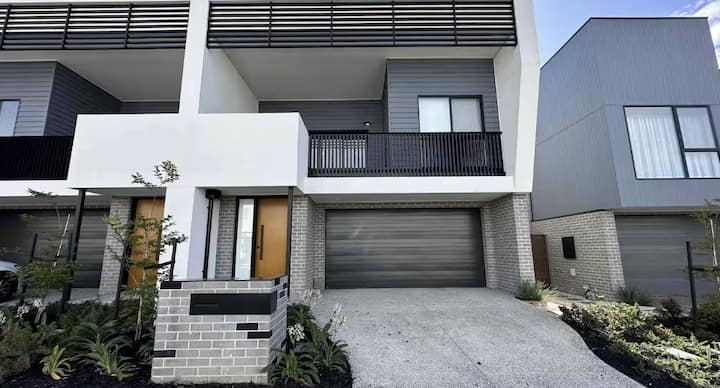 Brickworks   4b3b2c Holiday  Townhouse St - Box Hill