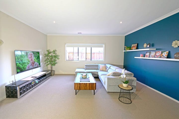 Stayau Homely 6brm For Big Group At Pakenham - Clyde North