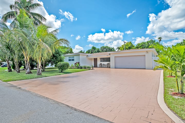 Amazing 5 Bed 3 Bath With Jacuzzi Pool - Miramar, FL