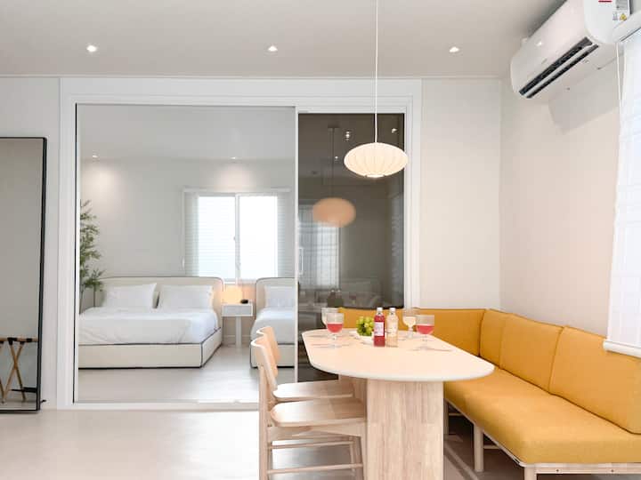 [연말할인]지하철 도보 5분/해변 도보 3분/8인 숙소(침대4개)/세탁가능(건조기)#미멘 - Busan