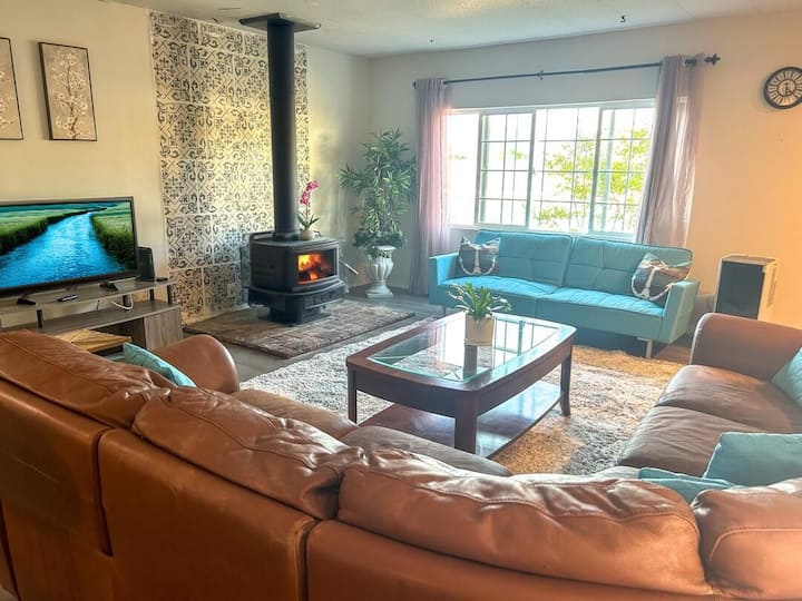 Spacious And Stylish Getaway To The Lake & River - Lake Isabella, CA
