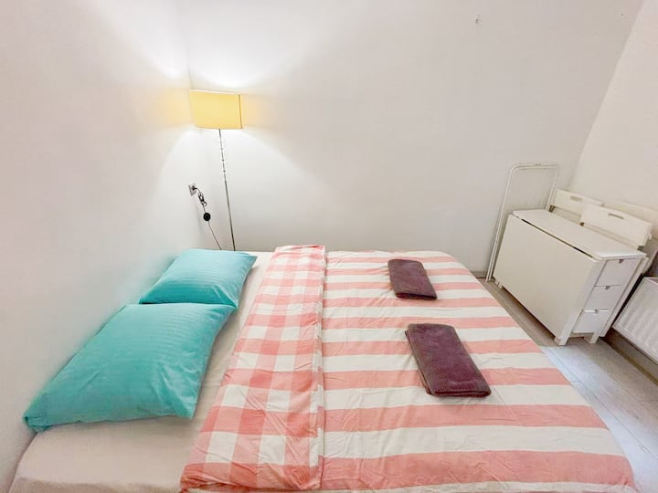 Parisian Lifestyle In The 9th Metro Shopping - L'Arc de Triomphe de l'Etoile