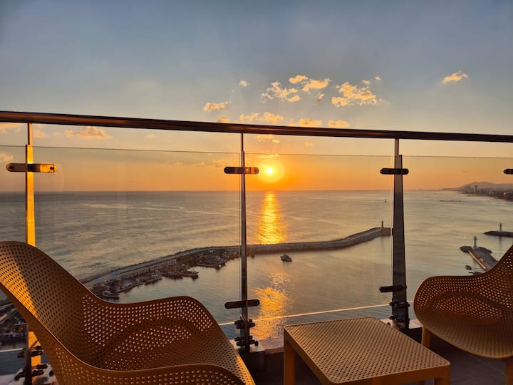 일출을 품은 20층 파노라마 오션뷰 & 히노키탕 과 커피 한잔의 여유 : 강릉 힐링 스테이 - Gangneung-si