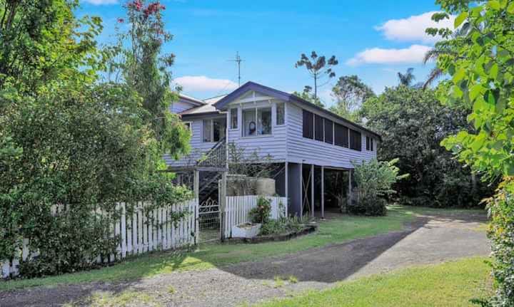 Spacious Queenslander Escape Near The Coast - Bargara
