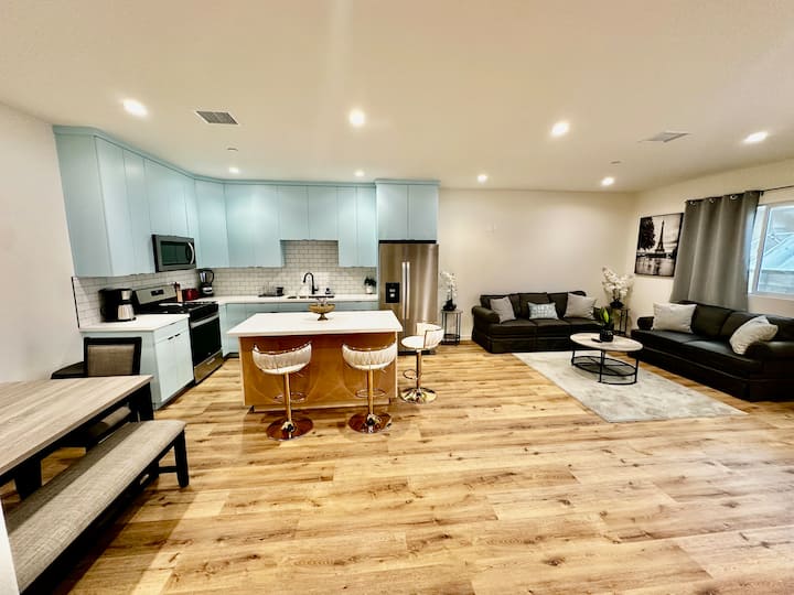 All New 2470 Ft 6 Bedroom 8 Beds 4 Parkg 16+people - Los Angeles, CA