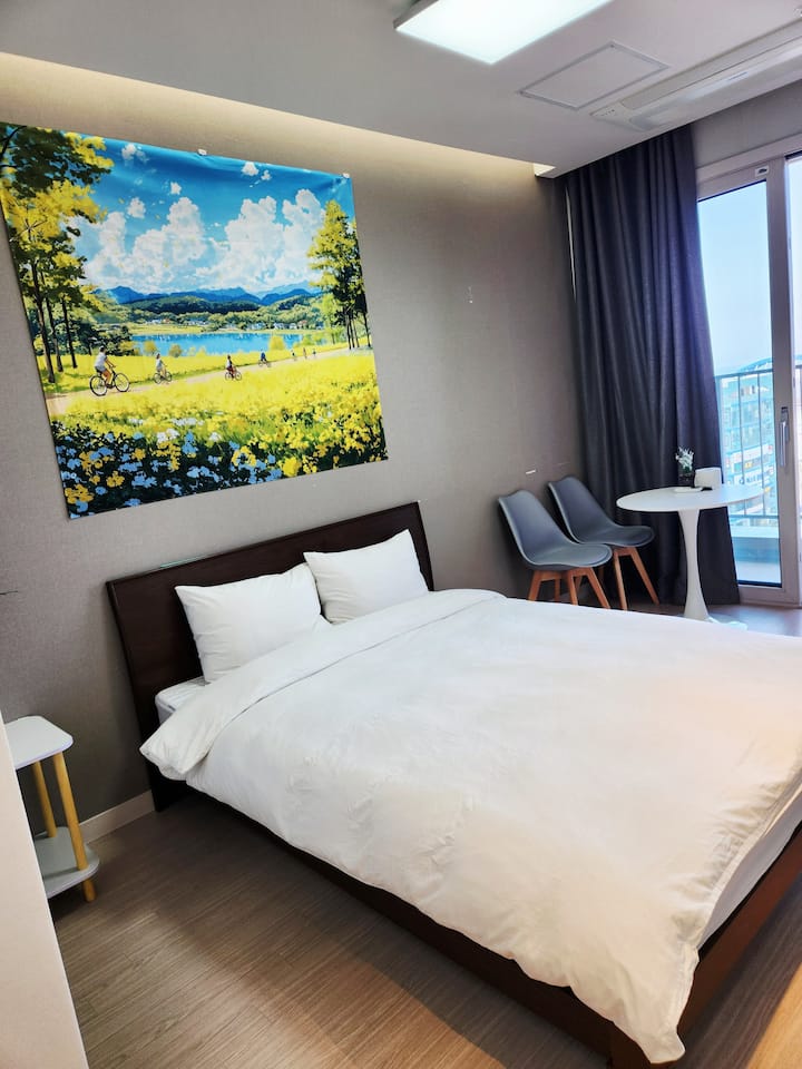 [지니] 썬라이즈호텔 #시티뷰 #오션뷰 #시내중심, 도심감성숙소, 개인 Ott 가능 - Sokcho-si