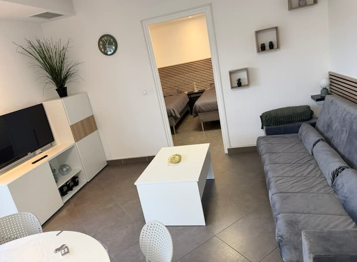 T2 Indépendant Avec Cour Parking Sécurisé, Privé - Istres