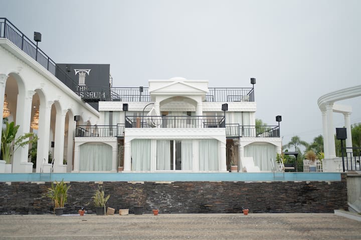 The Colosseum Staycation | Experience Rome In Hyd. - 