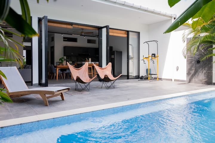 Тихая вилла с личным бассейном и парковкой в Чангу - Canggu