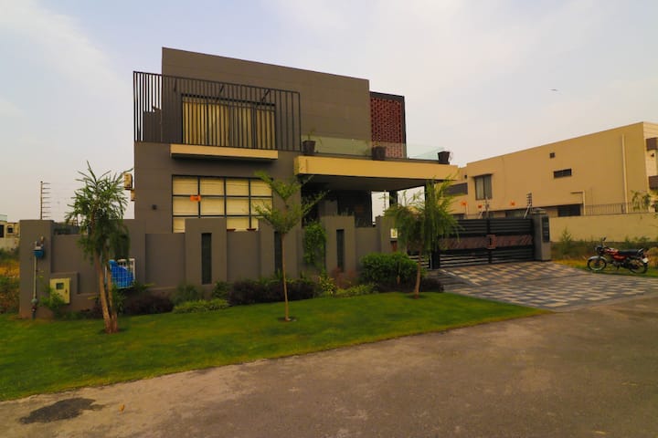 Fully Furnished Luxurious 1 Kanal House - ラホール