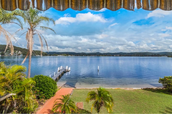 Absolute Waterfront - 4br Vintage Coastal Retreat - Terrigal