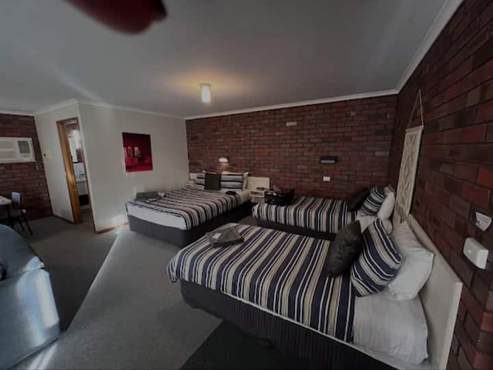 A Family Room Having Excellent Guest Reviews. - Stawell