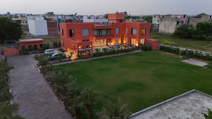 Terracotta Tales: 5br Luxe Farmstay W/ Pool & Lawn - Jaipur