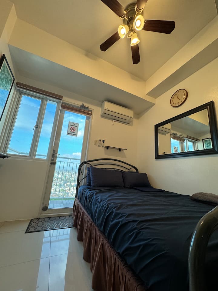 Relaxing Condo | Wide Balcony, Netflix & Fast Wifi - Quezon City