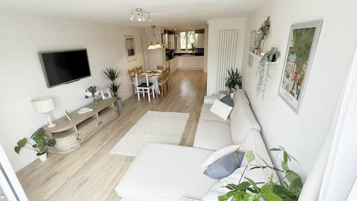 3 Bed Flat Battersea Square W/ Balcony & Parking - Chelsea