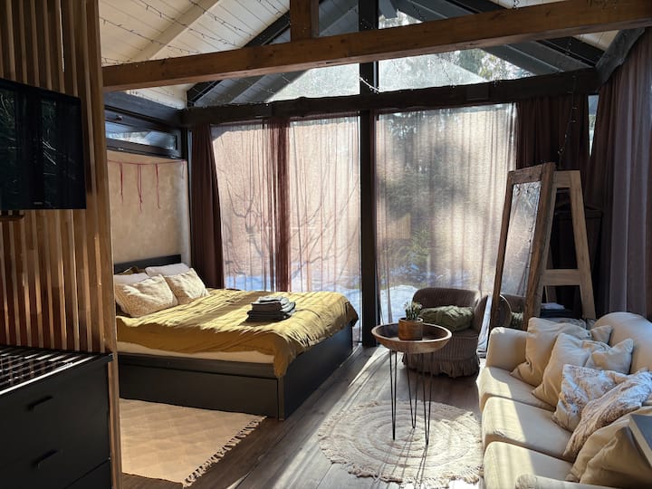 “Gardener’s Cabin” - With Hot Tub - Riga