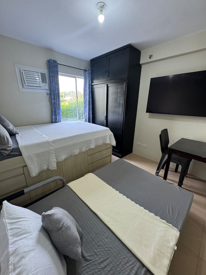 Marina Seven: Cozy Man Cave Studio - Dumaguete