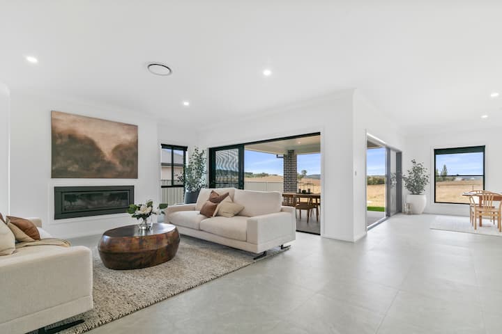 Living In A Show Room House, Oberon - Oberon