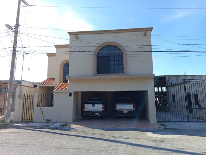 Casa De 2 Pisos Con Estacionamiento Amplio - Reynosa