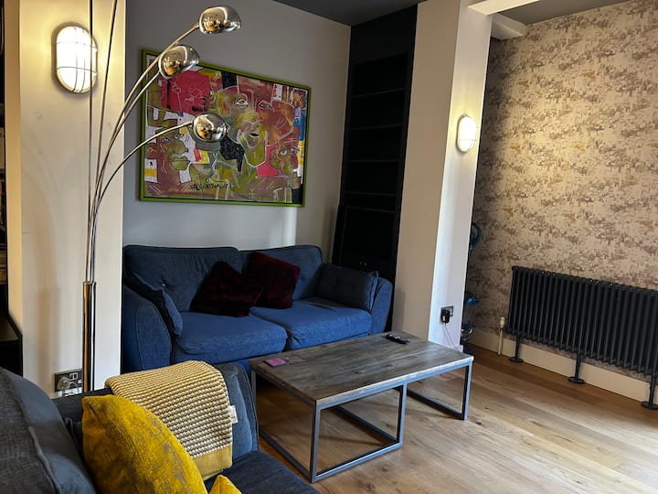 Modern, Large 2 Bed Apartment, Stoke Newington - 