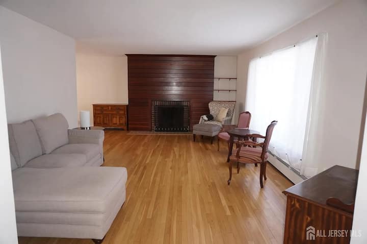 Full House. 3 Bedroom 1.5 Bath. North Edison. - Edison, NJ