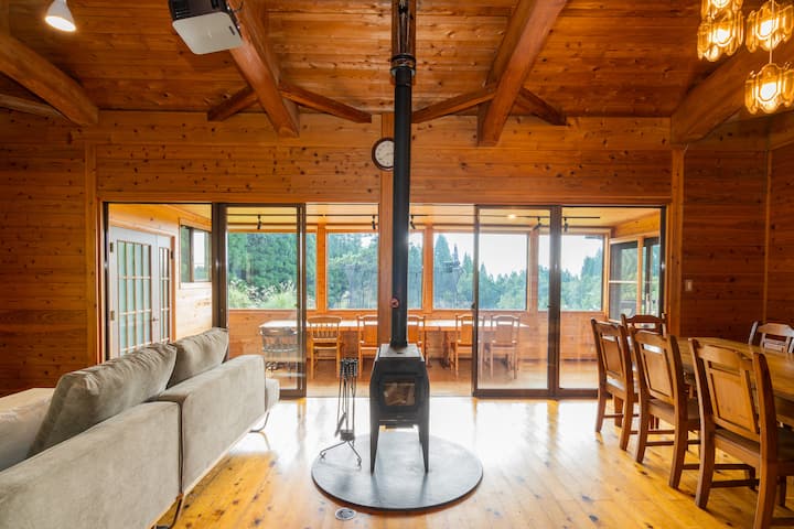 黒川温泉・スキー場10分｜暖炉のぬくもりに包まれる180㎡貸切ロッジ｜星空と雪の絶景を独り占め - 玖珠郡