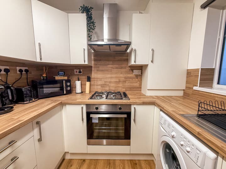 Samantha Suite | City 2br Bungalow • Free Parking - Cardiff