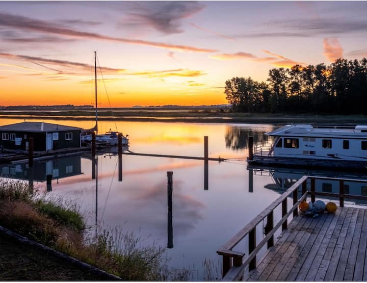Riverside Retreat With Dock & Stunning Sunsets - Delta
