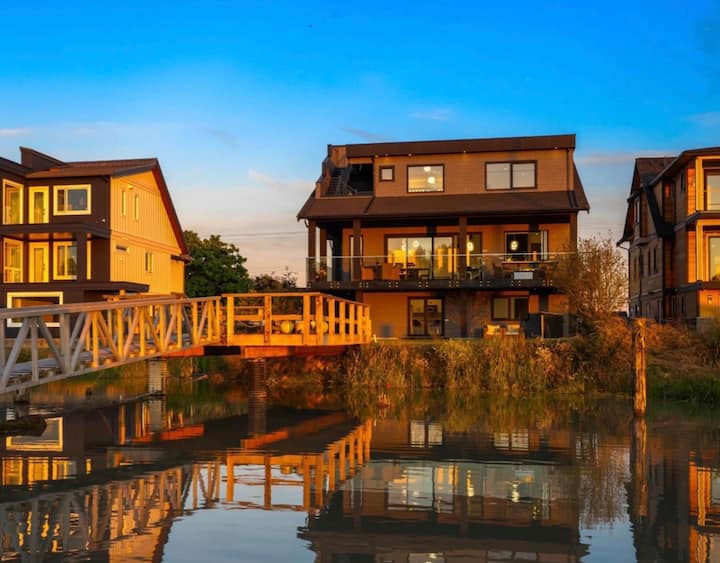Riverside Retreat, Waterfront With Dock & Sunsets - Ladner