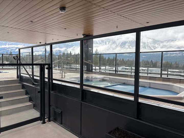 New Condo With Mountain Views And Rooftop Hot Tub - Revelstoke