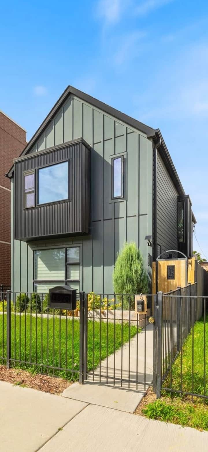 Discover The Heart Of Chicago From Our Modern Home - Chicago, IL