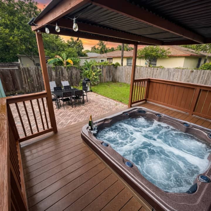 Delray Beach Oasis With Hot Tub & Outdoor Shower - Delray Beach, FL