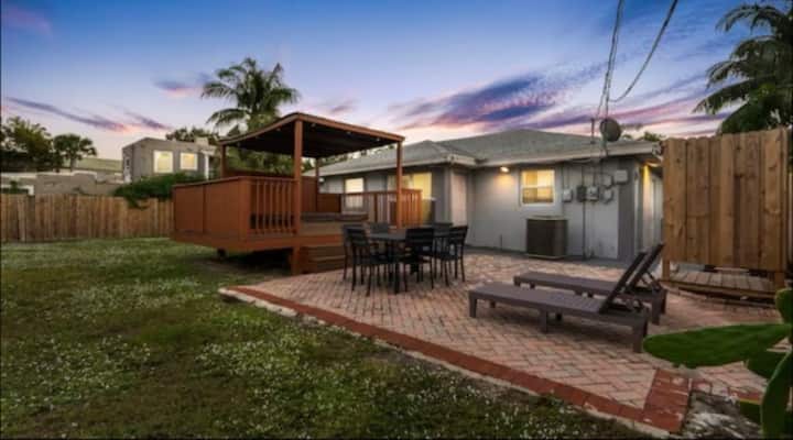 Delray Dream: Hot Tub, Outdoor Shower, Near Beach. - Delray Beach, FL