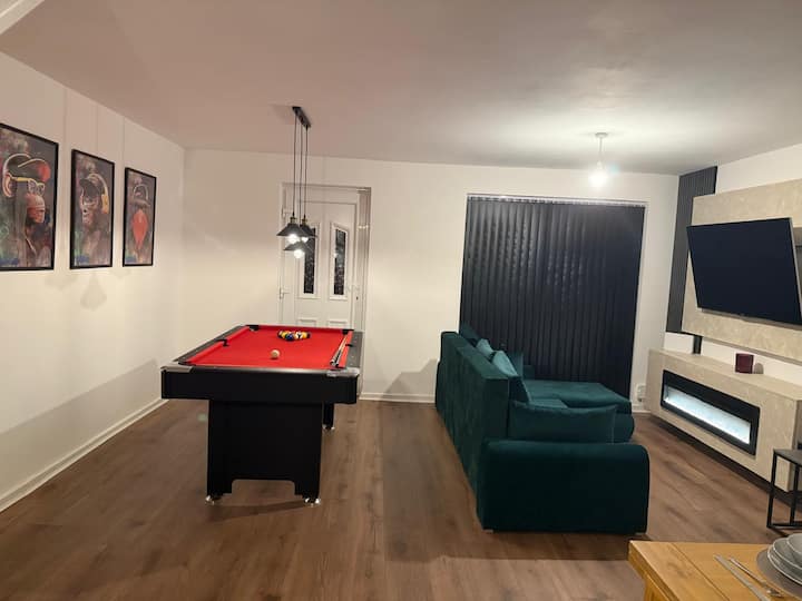 3-bed Home | Pool Table & Media Wall | Leeds - Leeds