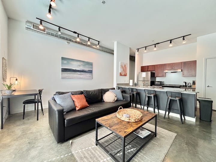 *Centralized King Suite Downtown With Pool And Gym - Memphis, TN