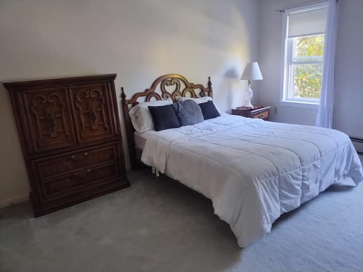 Spacious Room, Near Highway And Festival Events - Manchester, NH