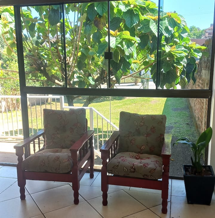 Casa | 8 Pessoas| 
Próx Centro| Churrasq |Pátio - Colinas