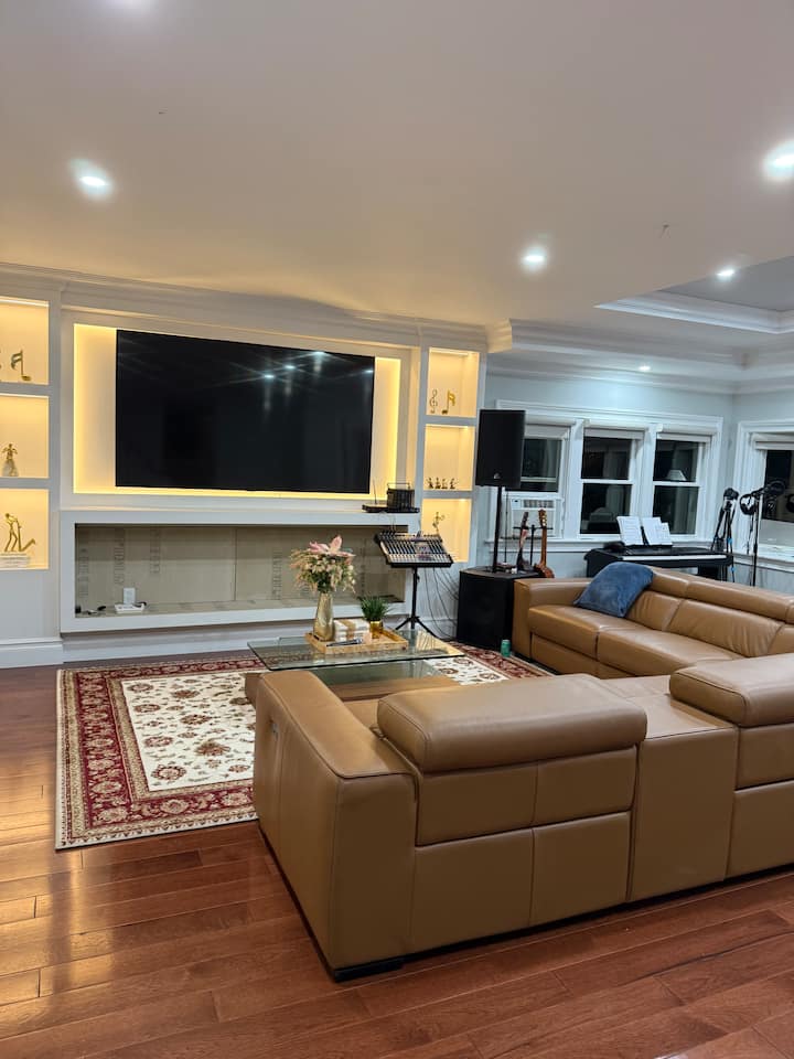 A Luxurious Living Space - Islandia, NY