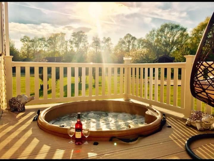Luxury Caravan Hottub Break On Tattershall Lakes - Woodhall Spa