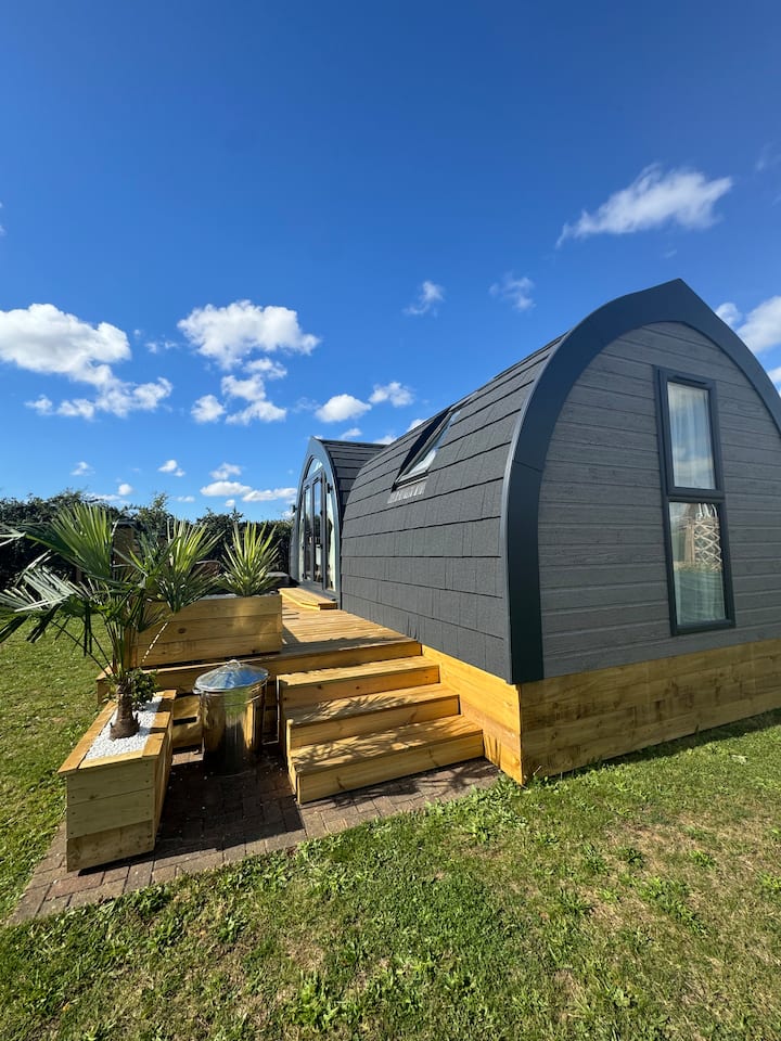 Windmill Glamping Pod With Hot Tub “The Retreat” - Raptor Foundation