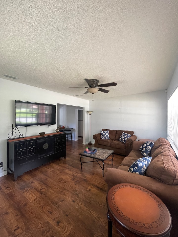 Cozy Front House Near Lake Worth Beach & Downtown - Lake Worth, FL