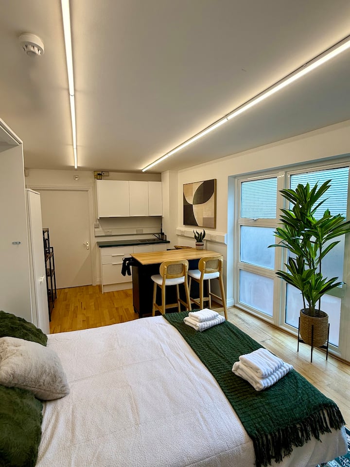 Elegant Studio With Everything You Need - Brentford