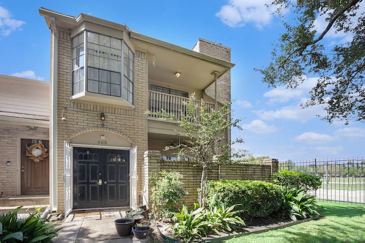 Charming Townhome In Memorial - Houston, TX