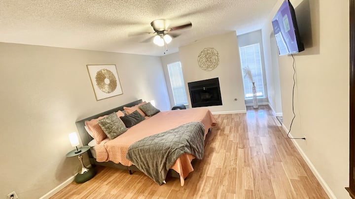 Rare To Find 2 Bedrooms 2 Bathrooms King & 2 Twins - El Paso, TX