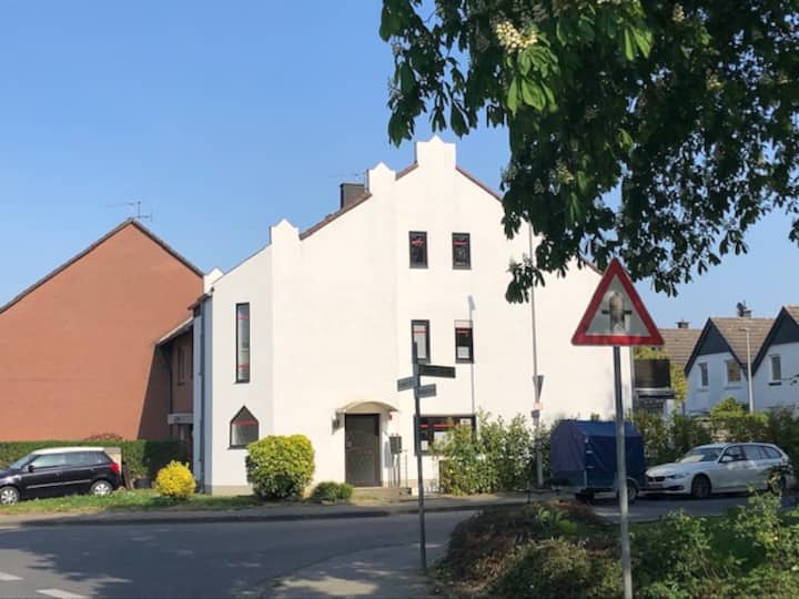 Gemütliches Dachgeschoss Apartment. S-bahn 4min. - Kaarst