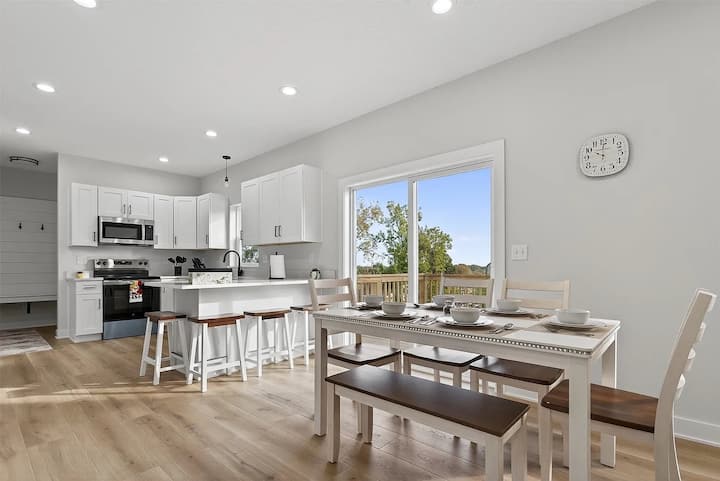 Modern 4br Farmhouse - Fireplace, Garage, Wi-fi - Des Moines, IA