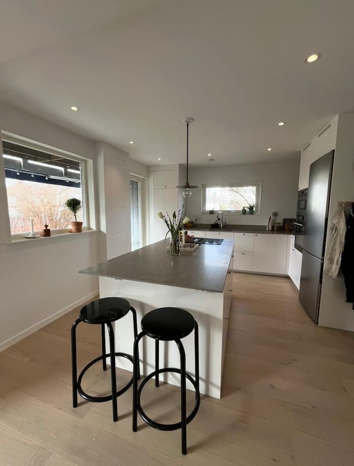 Mysigt Familjehus Med Stor Trädgård Nära Stockholm - Stockholm