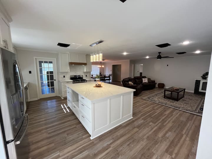 Modern 4br Retreat W/pool Near Stores & Interstate - Monroe, LA