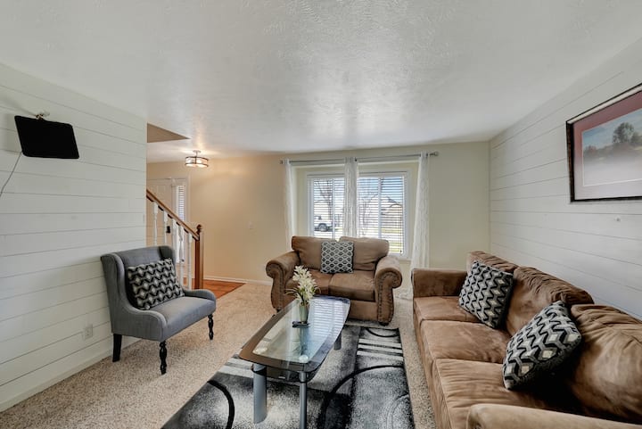 Spacious 7br Mansion Near Homes Lake - Lincoln, NE